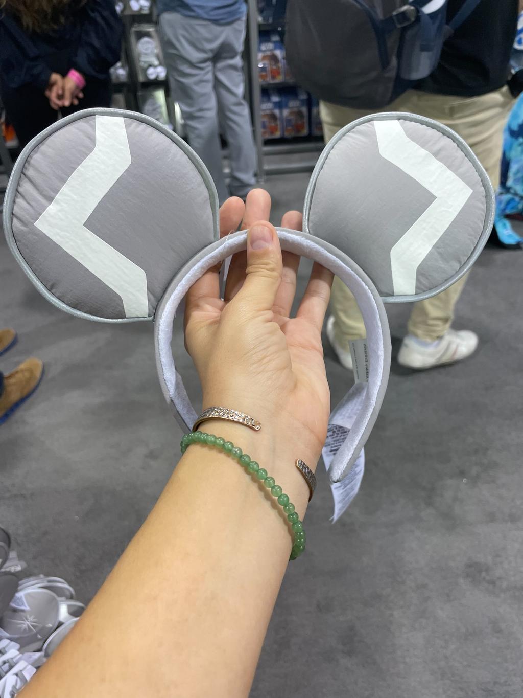 Ashley Eckstein's Star Wars: Guided by the Light merch hits the floor ...