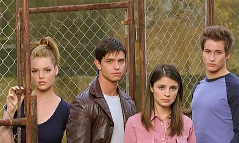 How to watch Roswell (and Roswell, New Mexico) TV series in order ...